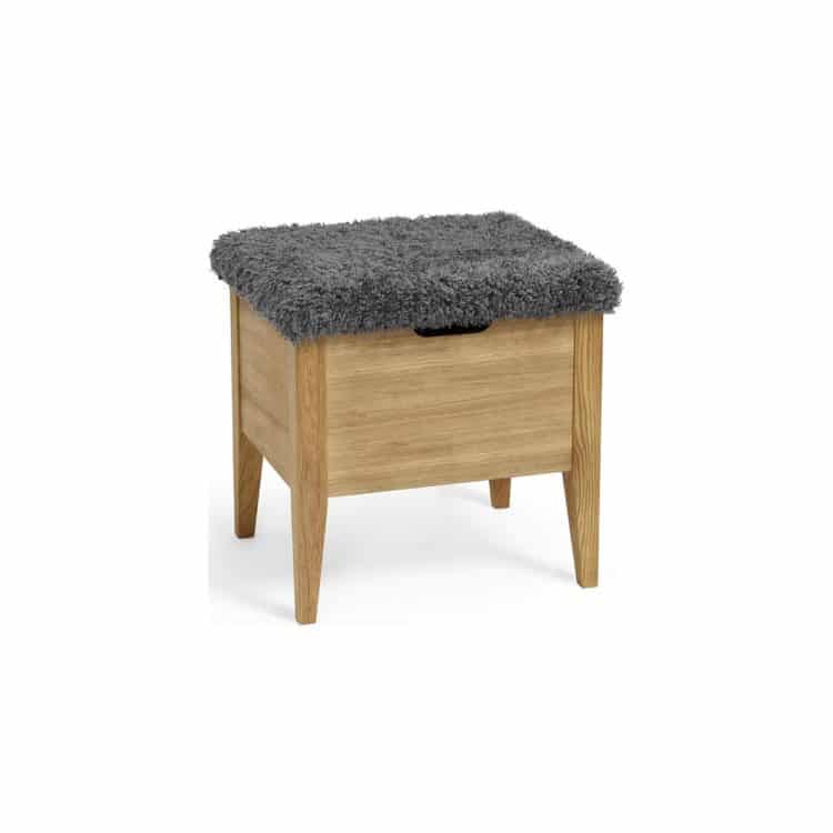 Fårö pall ek/ lammskinn - Nilssons Möbler i Lammhult AB